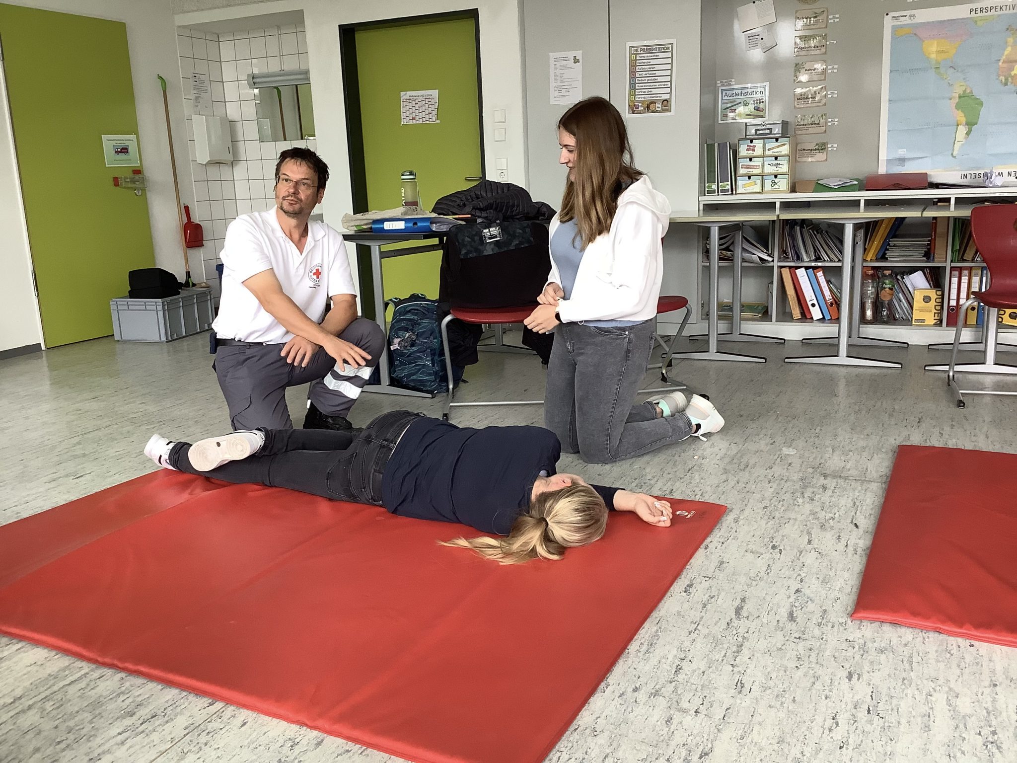 Prüfen-Rufen-Drücken: ein Erste-Hilfe-Kurs für Schüler ...